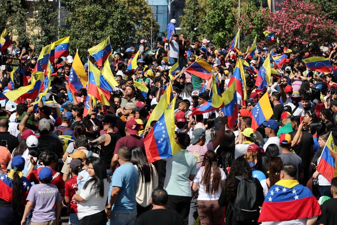 Venezuelan Citizens Take to the Streets after Maduro Capture