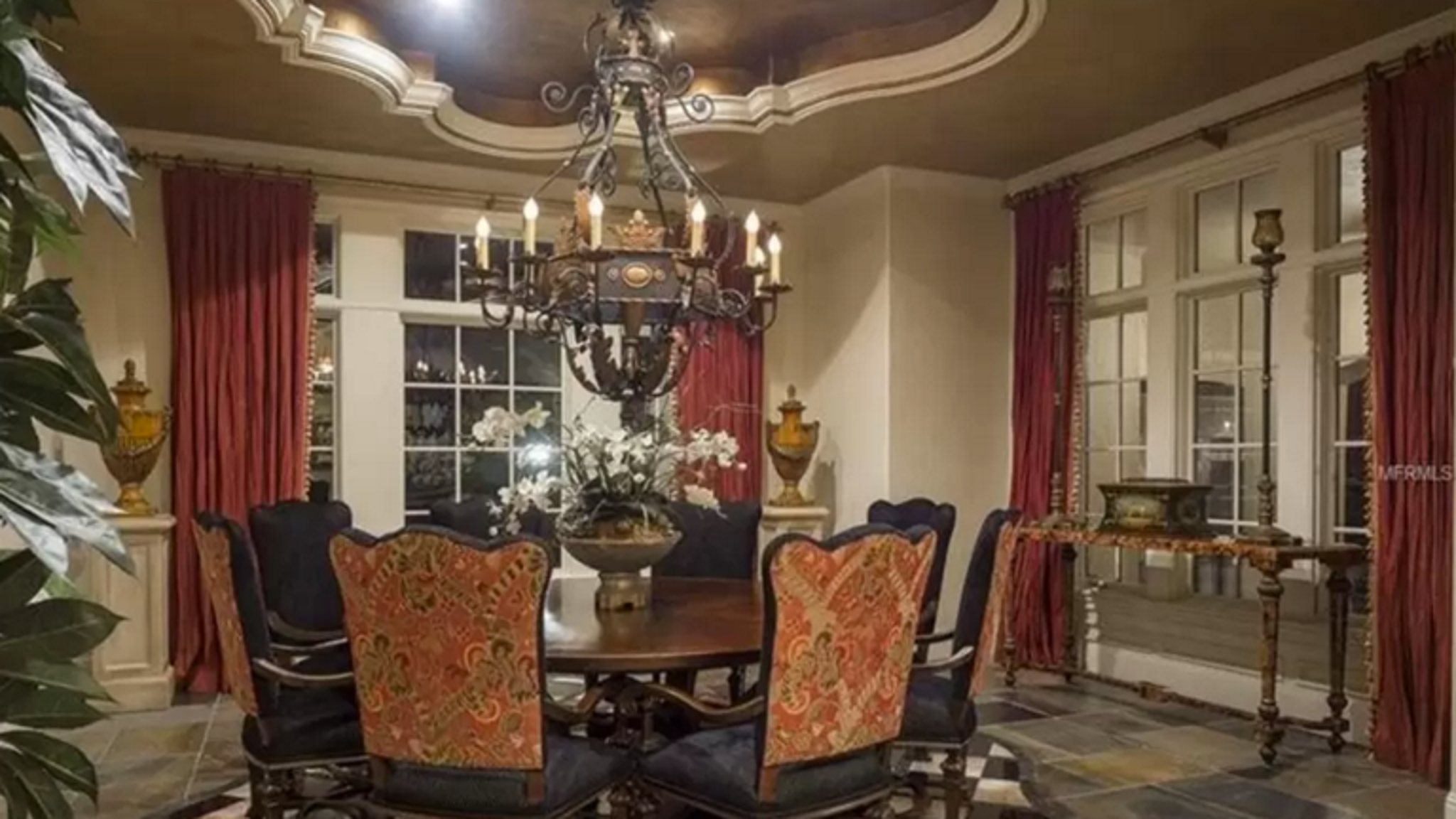 Steven Tyler -- Livin' On The Edge Of A Lake ... In A $10k A Night Pad!!!