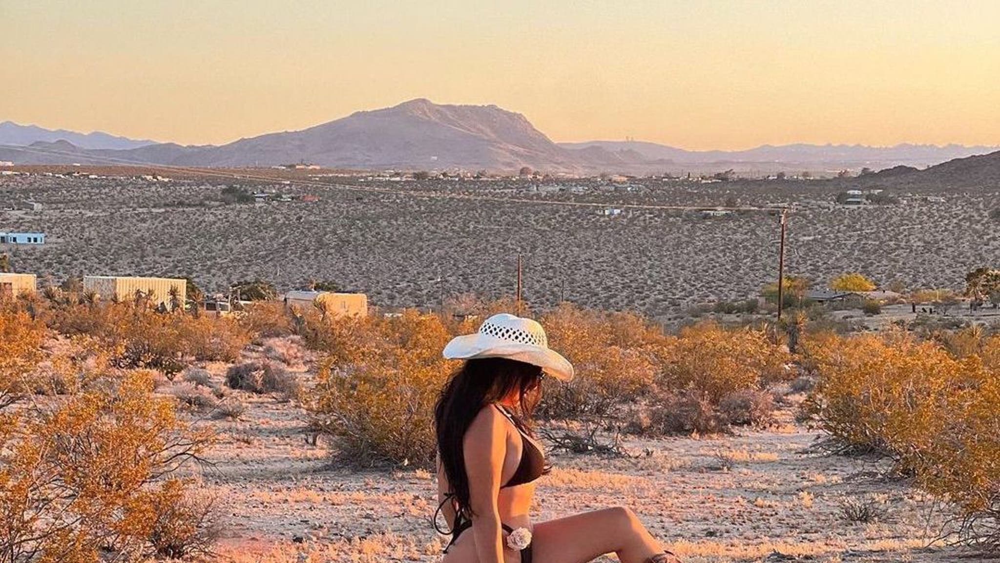 Adelaine Morin's Hot Vacay Pics In Joshua Tree