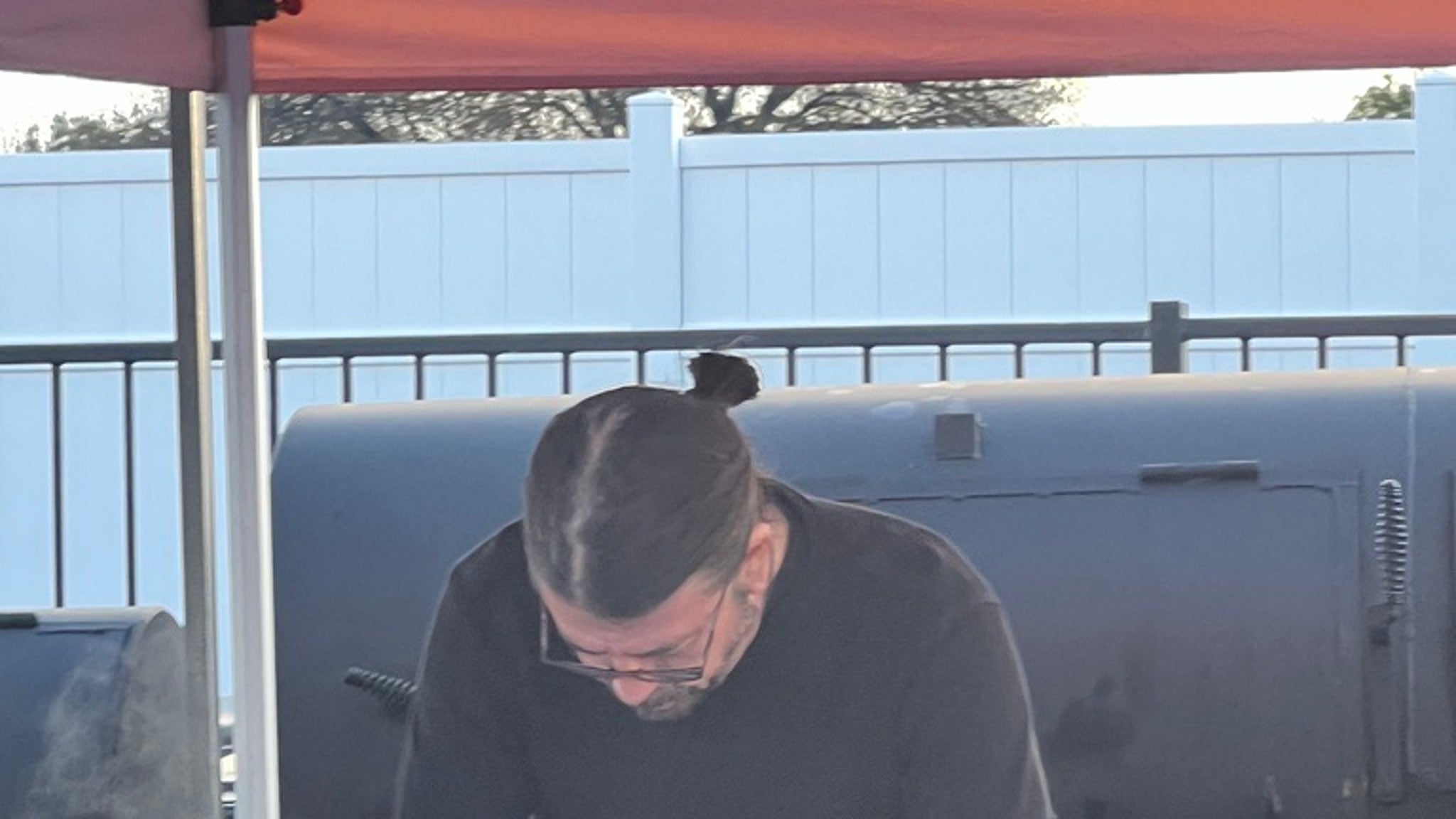 Dave Grohl BBQs for 450 Homeless People