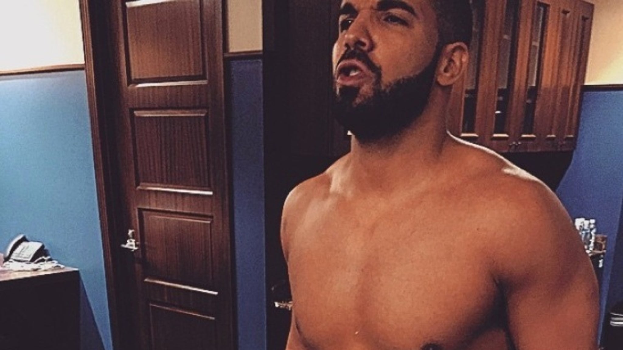 Drake's Sexy Shirtless Photos