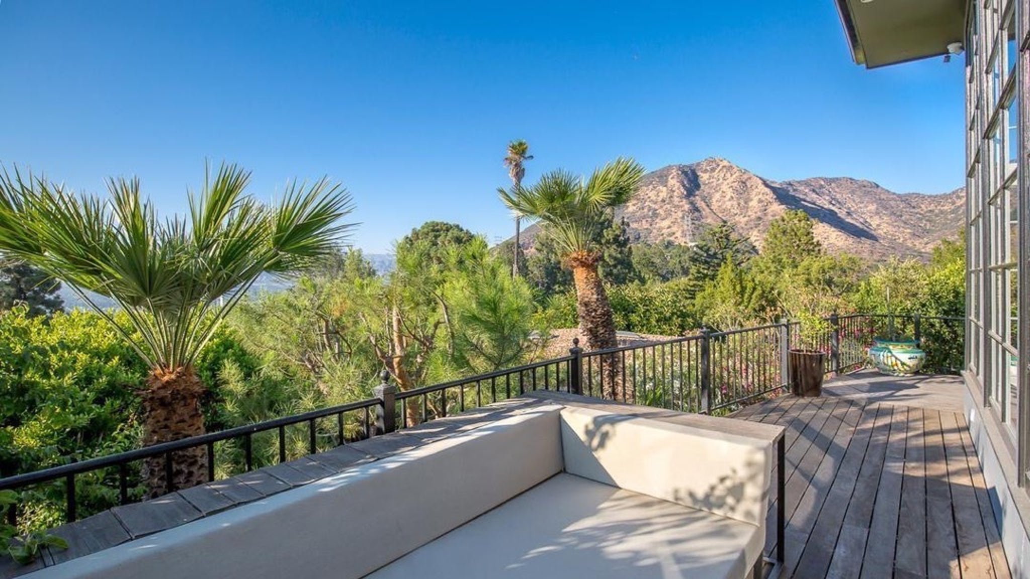 Calvin Harris -- New EDM Mansion