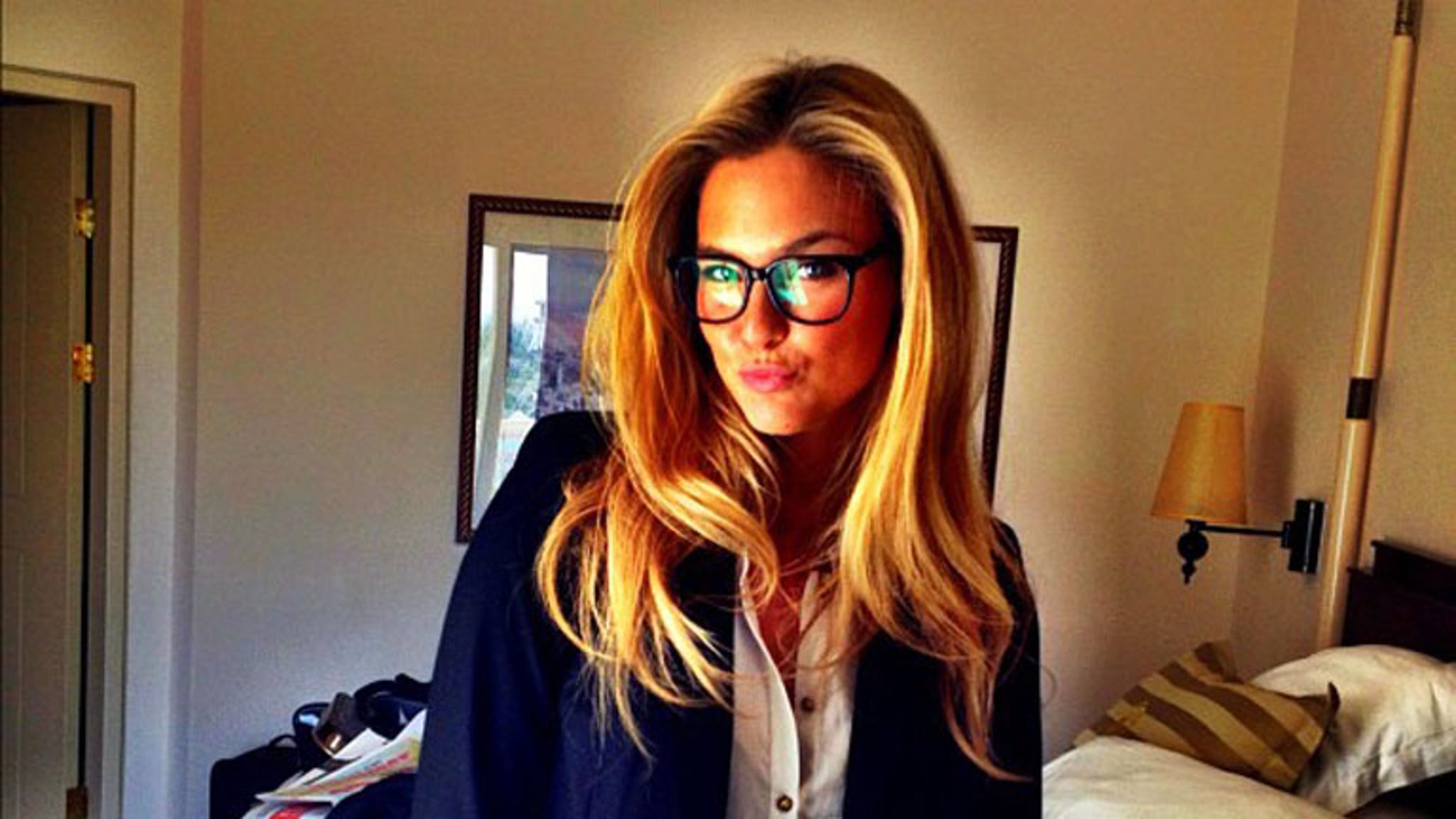 Bar Refaeli's Sexy Twit Pics!