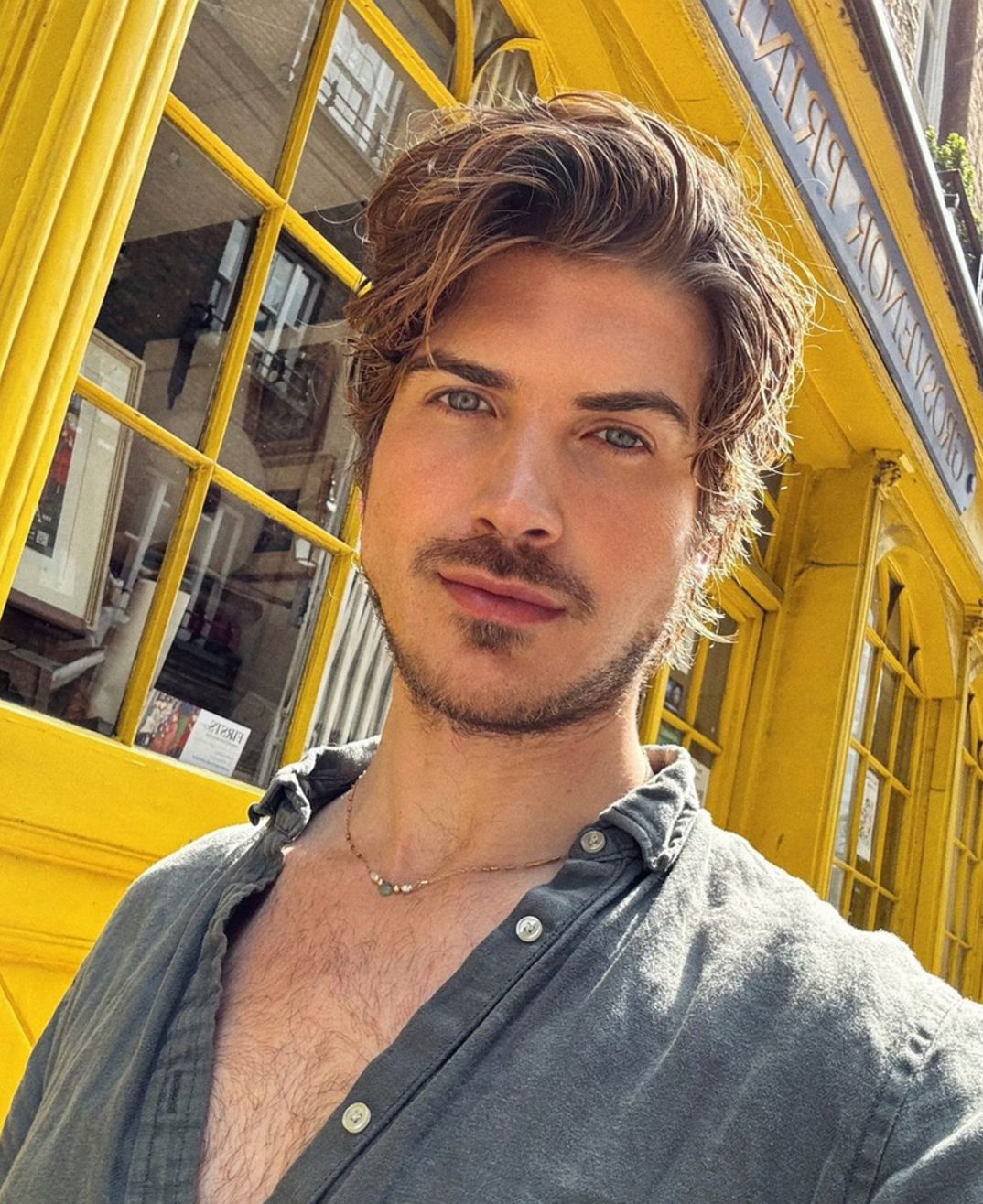 Verhalenvertellers Joey Graceffa Behang