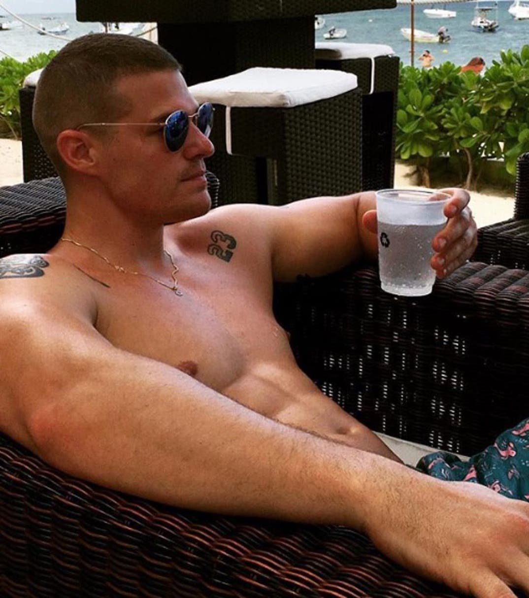 Greg Finley Sin Camisa