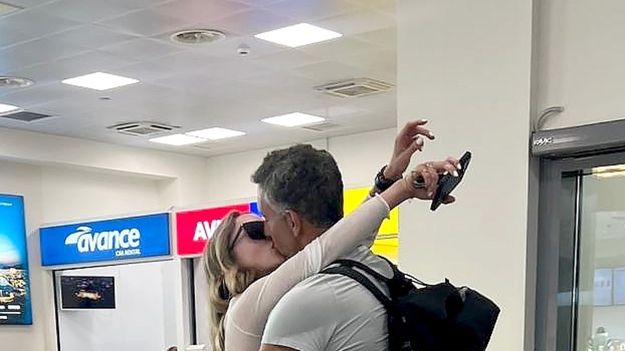 Mauricio Umansky Kissing Mystery Girl In Greece