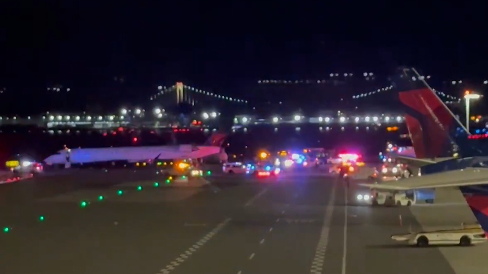 Major Collision Between Two Delta Airline Planes at LaGuardia Airport ...