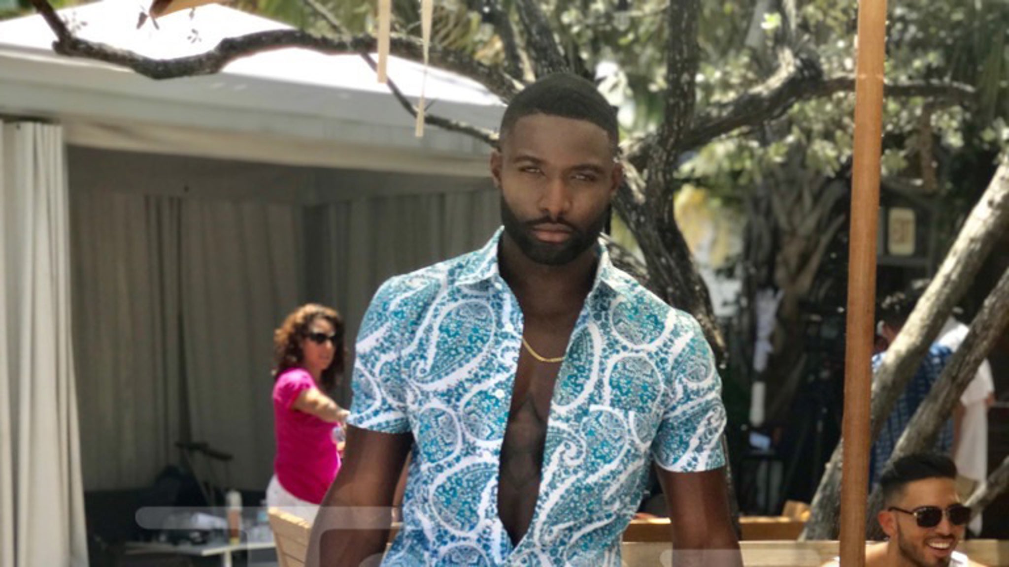 Pilot Jones on the 'A-list: Miami' Set