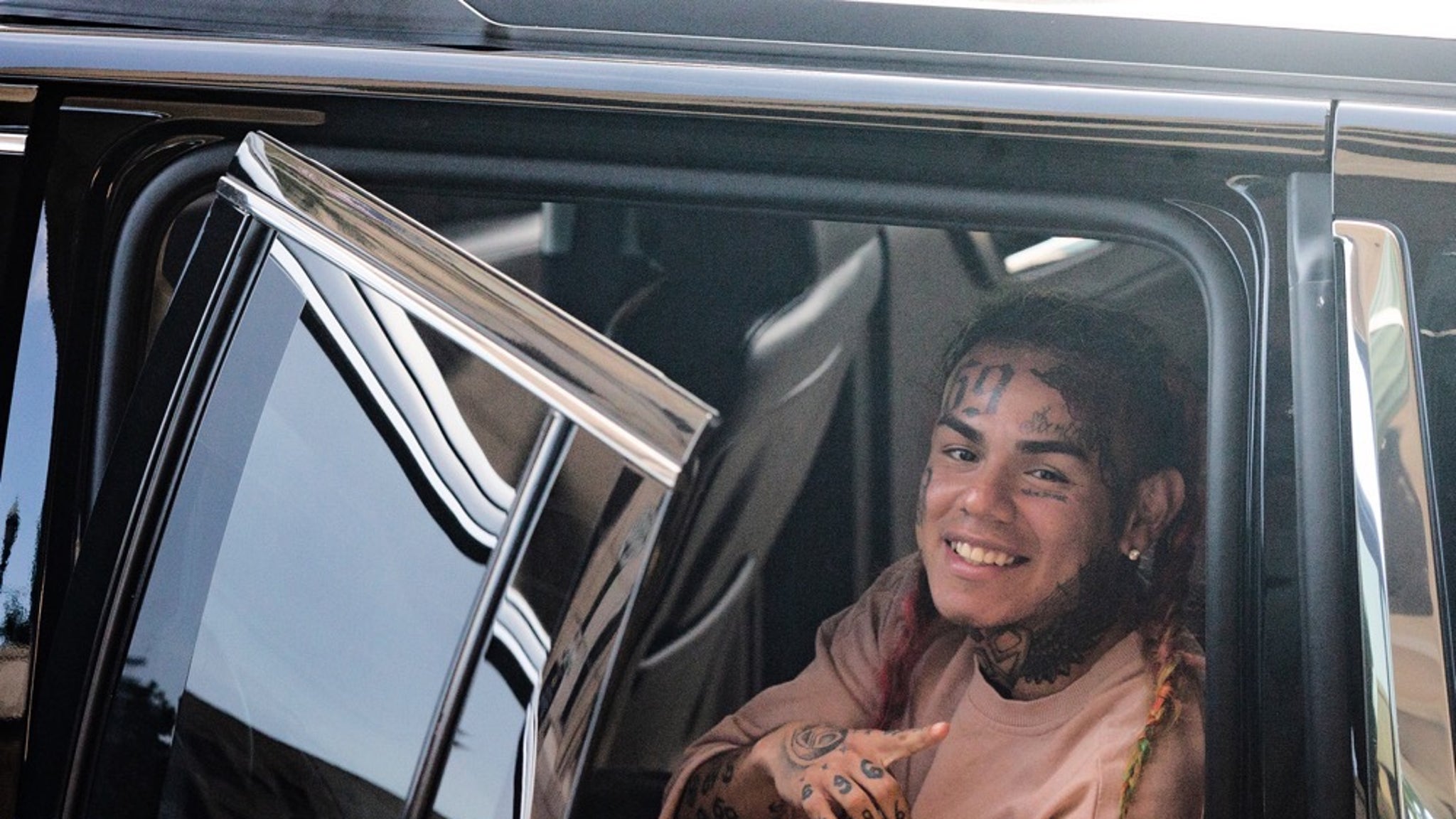 Tekashi69 Looks Peachy at Court