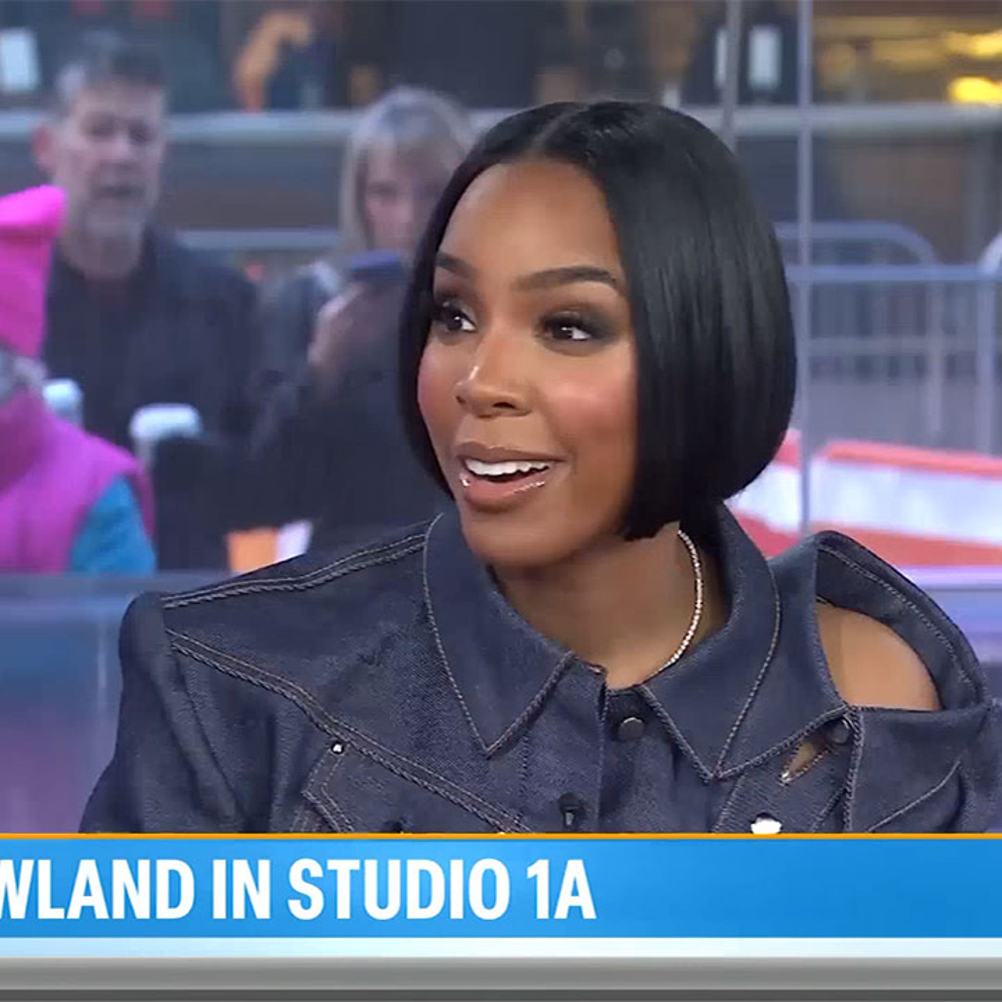 Kelly Rowland Voldelig Forhold Kelly Rowland Puts On A Busty Display
