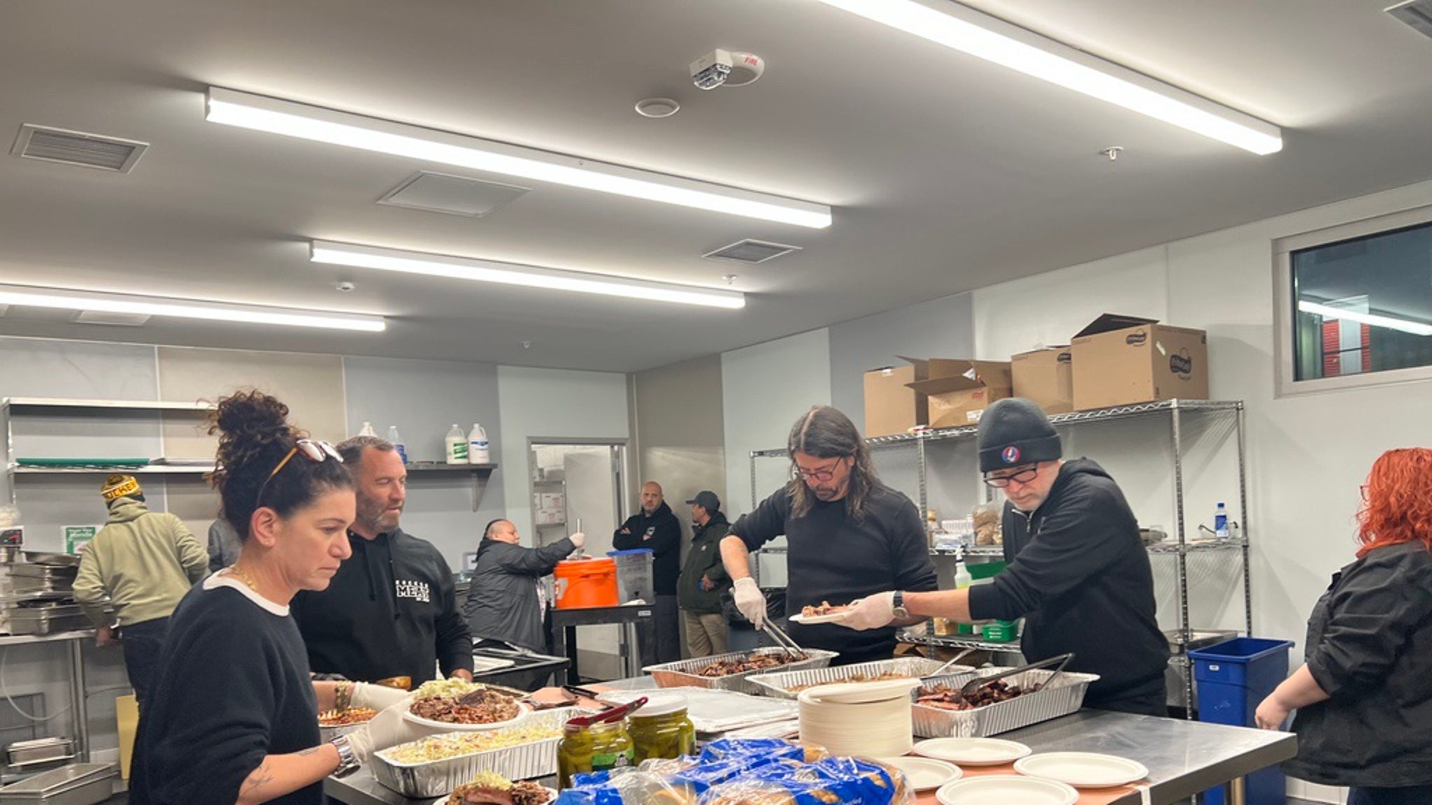 Dave Grohl BBQs for 450 Homeless People