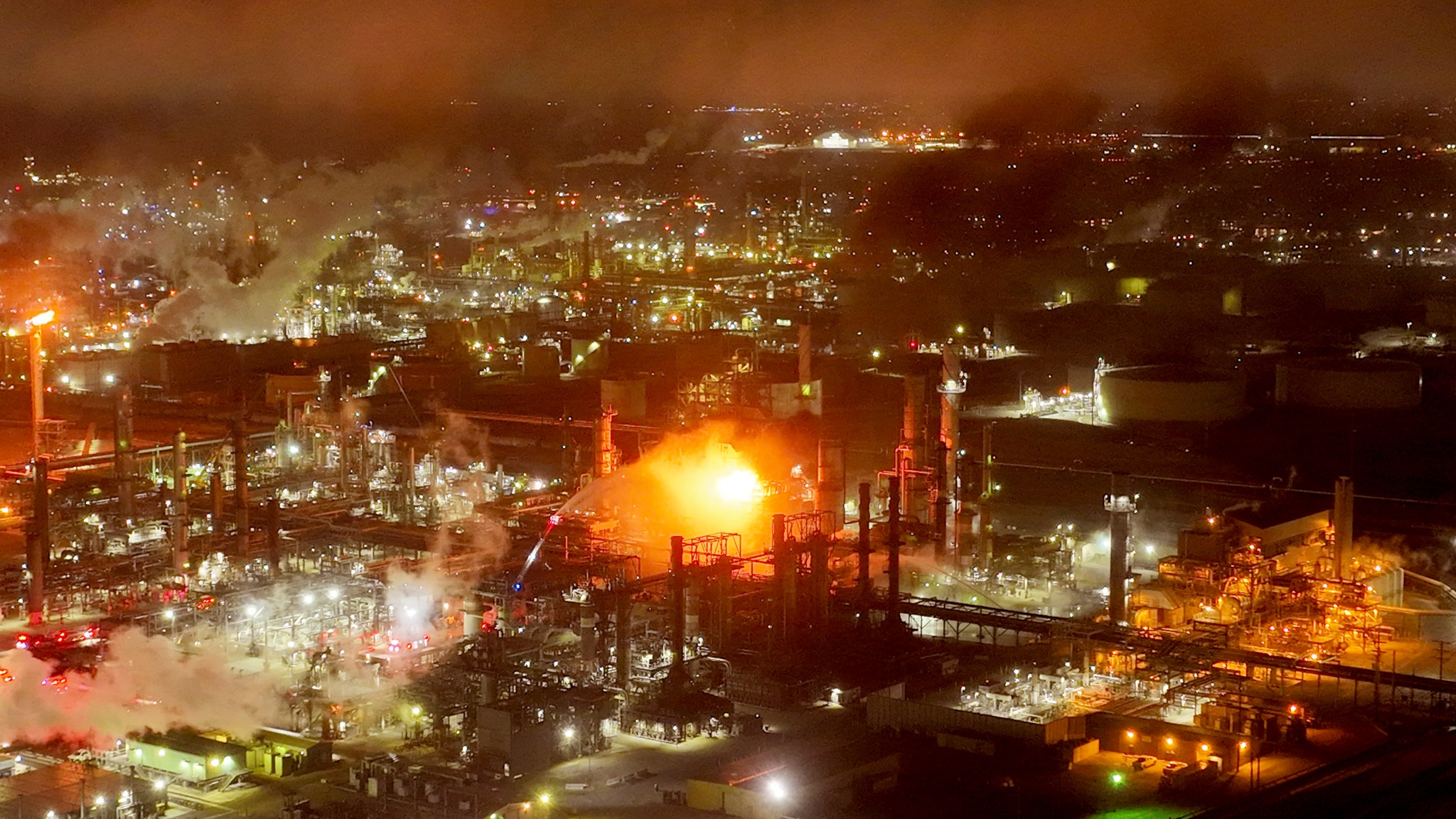Explosion at Chevron Oil Refinery in El Segundo California Ignites ...