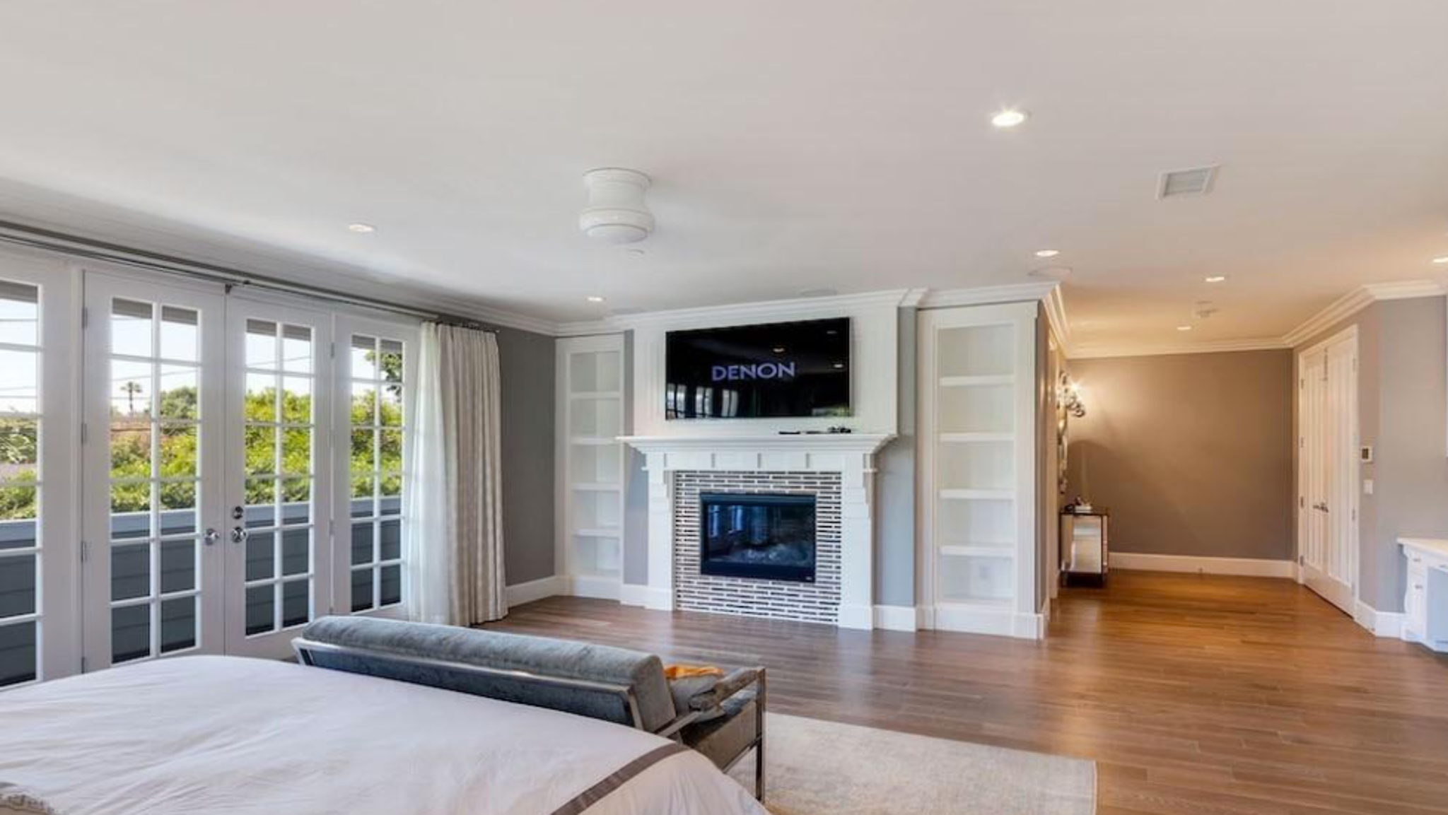 Ariel Winter House Hunting with Boyfriend, Levi Meaden