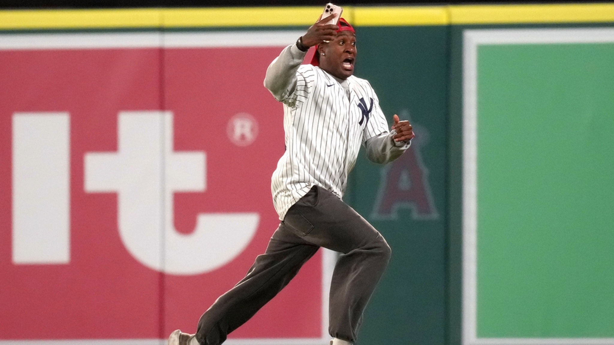 Yankees Fan Roughed Up By Security After Running Onto Field