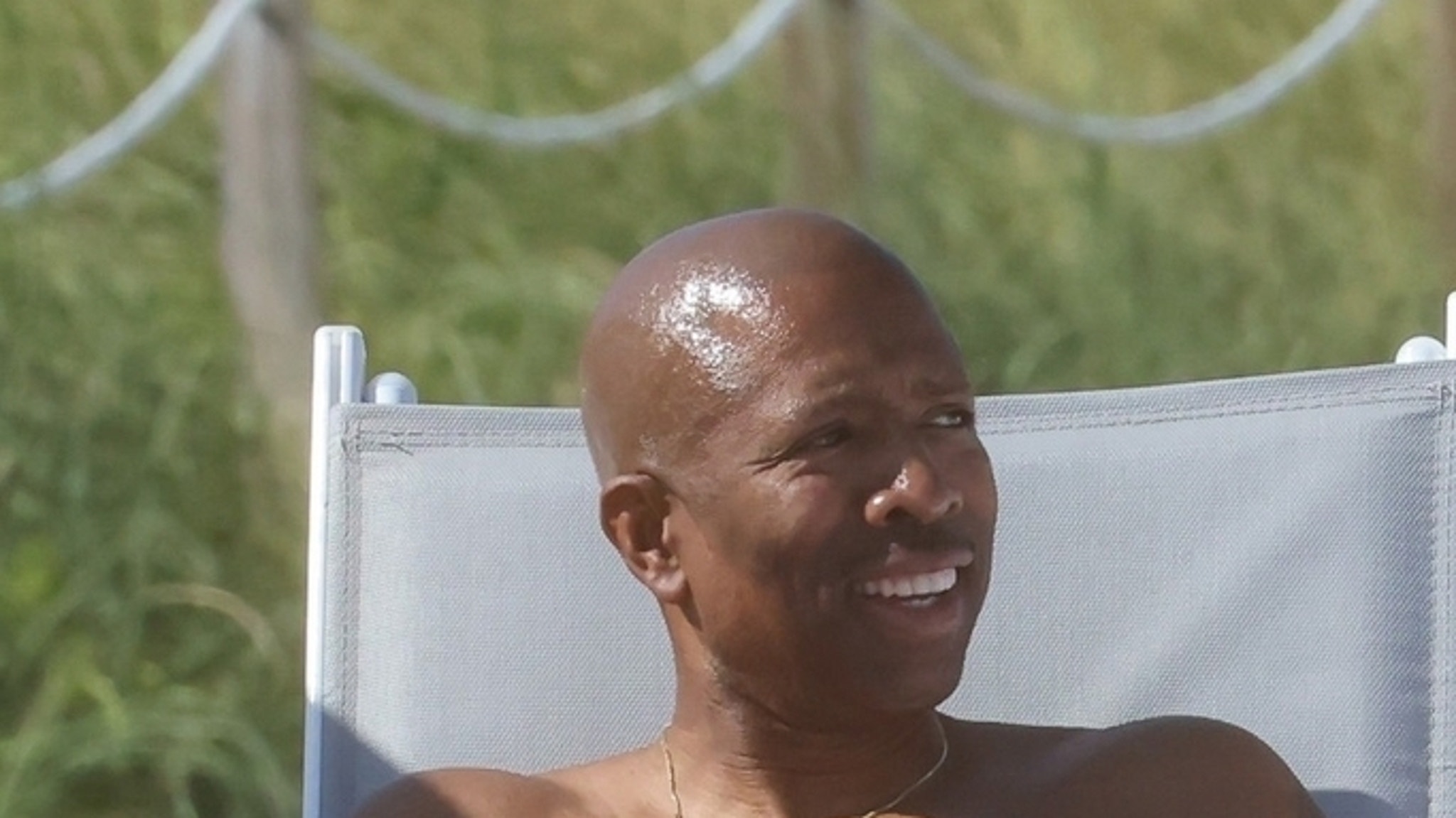 Kenny Smith Ditches Shirt For Beach Day With Bikini Beauty