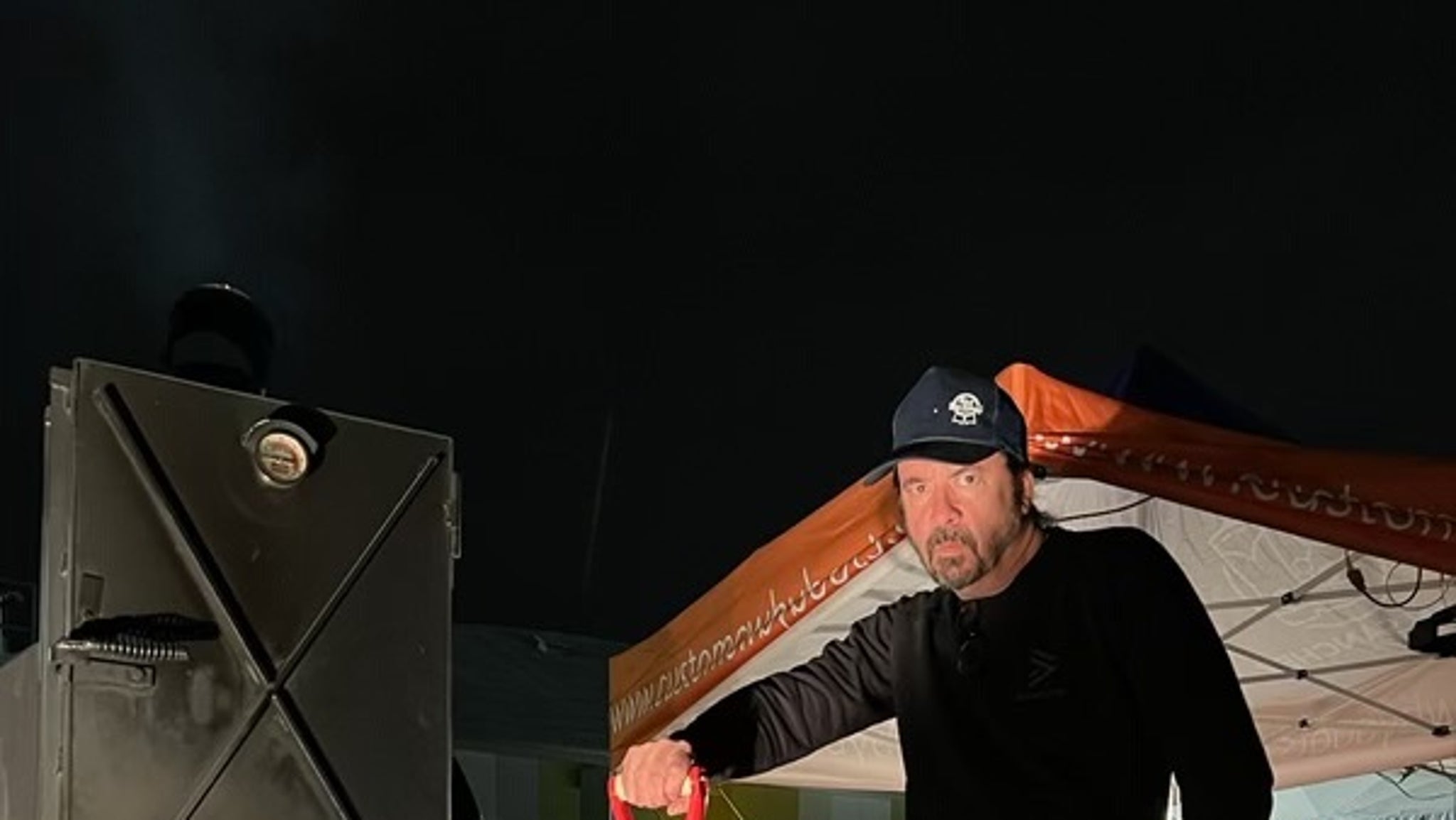 Dave Grohl BBQs for 450 Homeless People