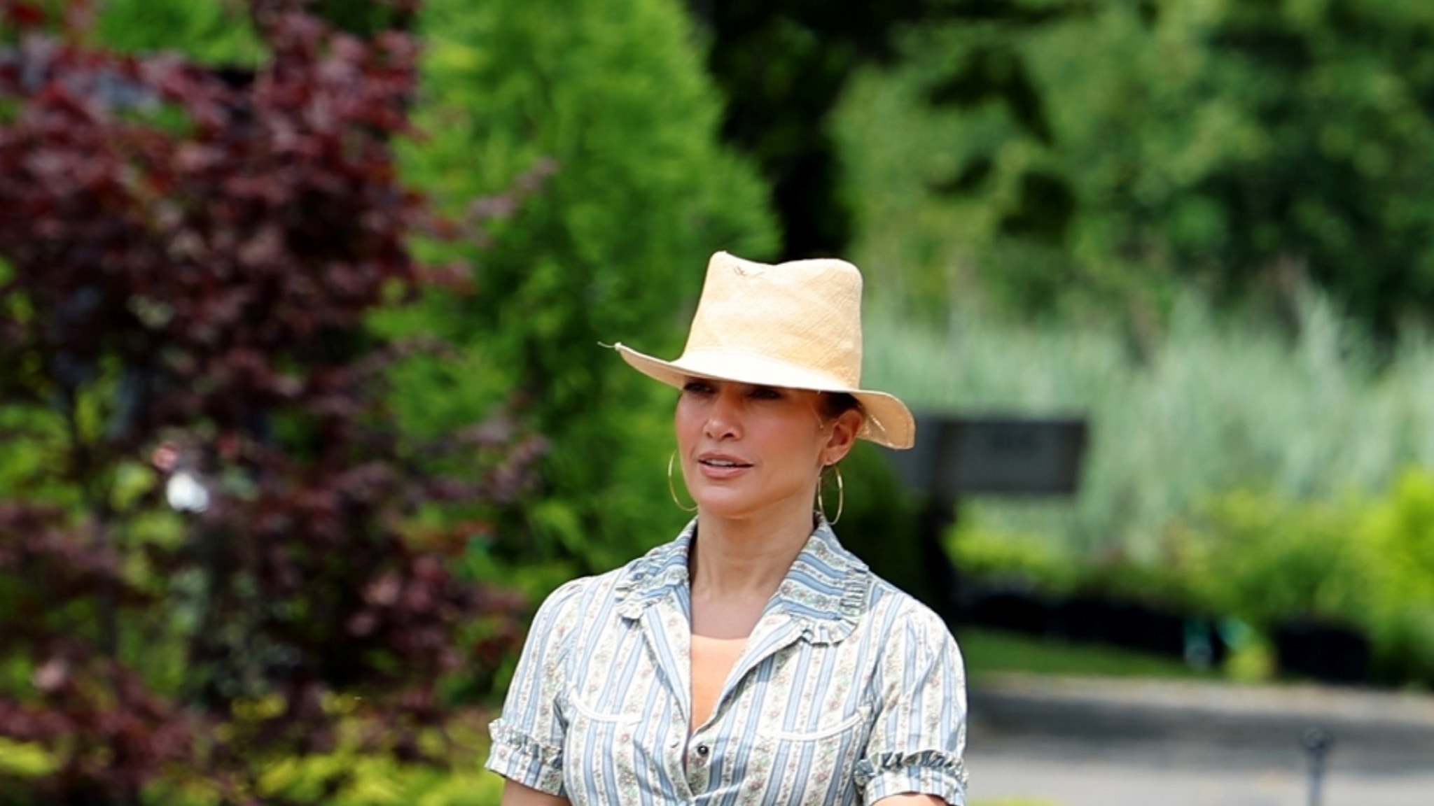 Jennifer Lopez Shopping for Flowers in New York for the Fourth of July