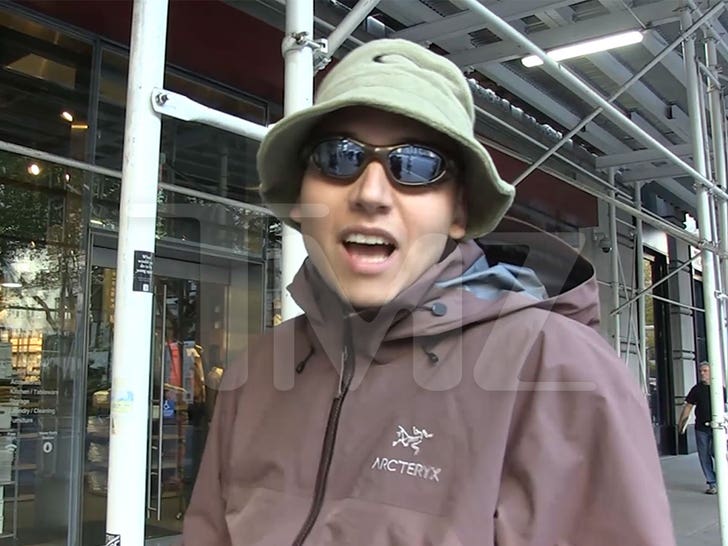 Dave Chappelle Muscles His Way Through Star-Studded Concert