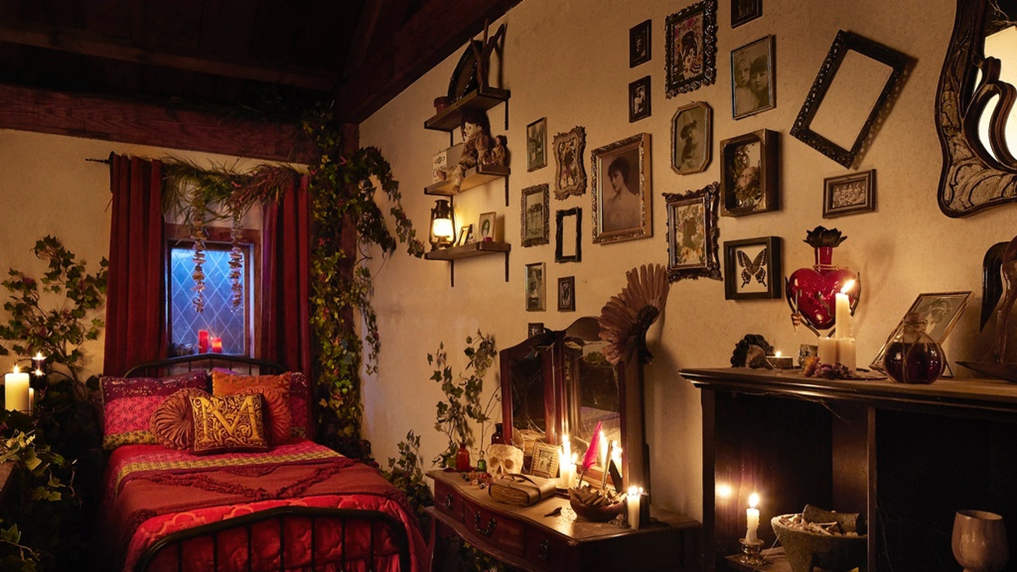 'Hocus Pocus' Sanderson Sisters Cottage
