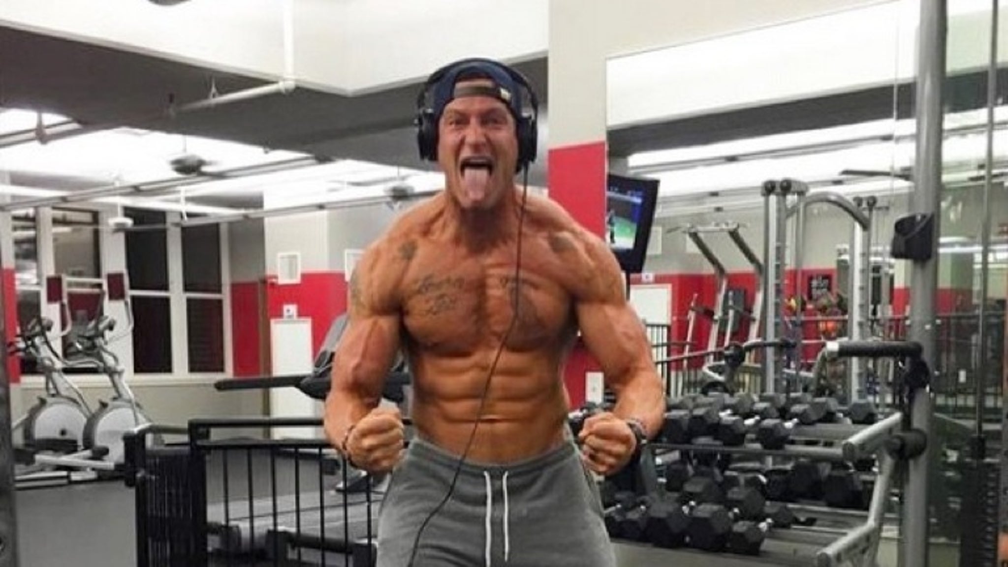 Steve Weatherford's Flexin' Photos -- Gettin' Pumped For Football!