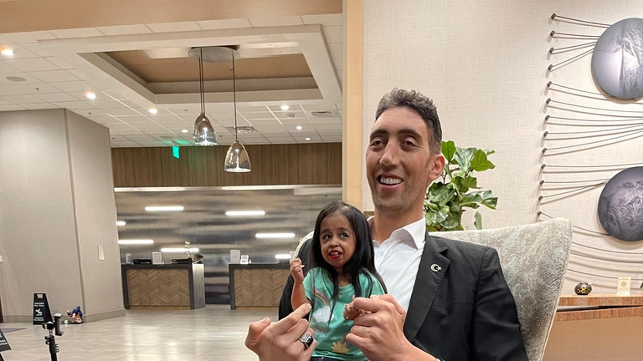 The World's Tallest Man With The World's Shortest Women