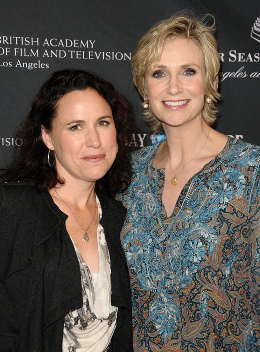 Jane Lynch Y Lara Embry
