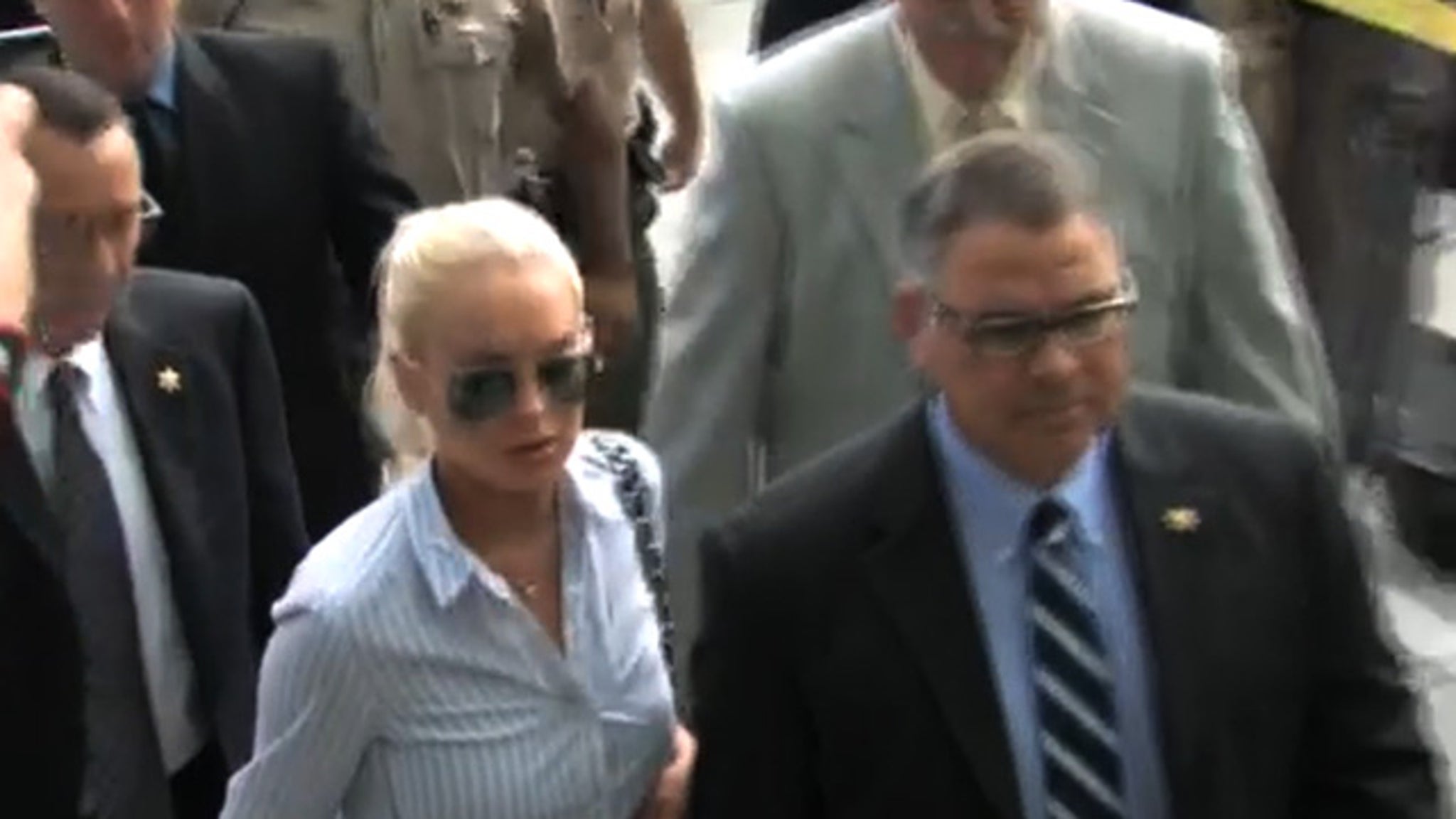 Lindsay Arrives to Court ... Wearing Stripes!