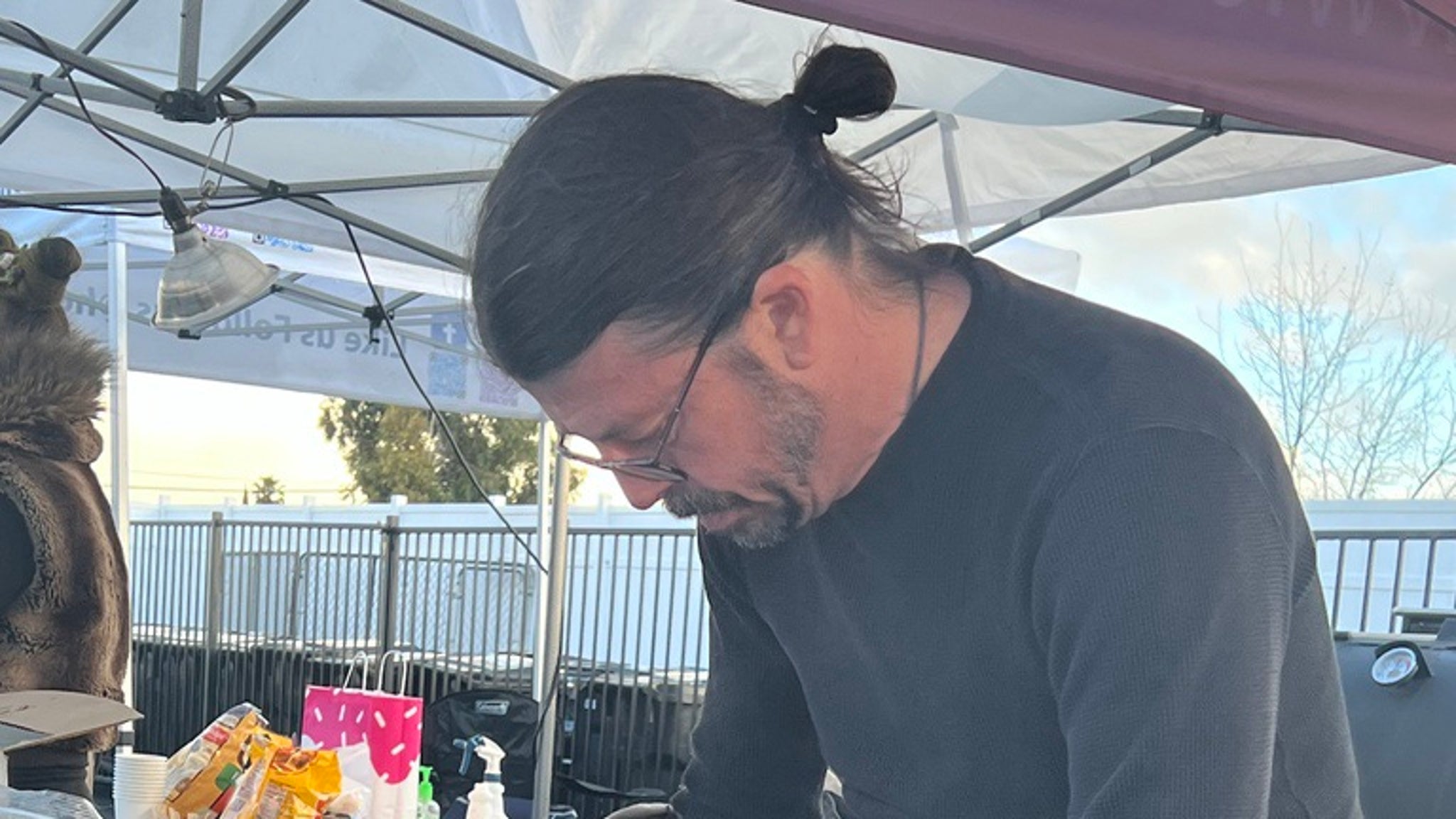 Dave Grohl BBQs for 450 Homeless People