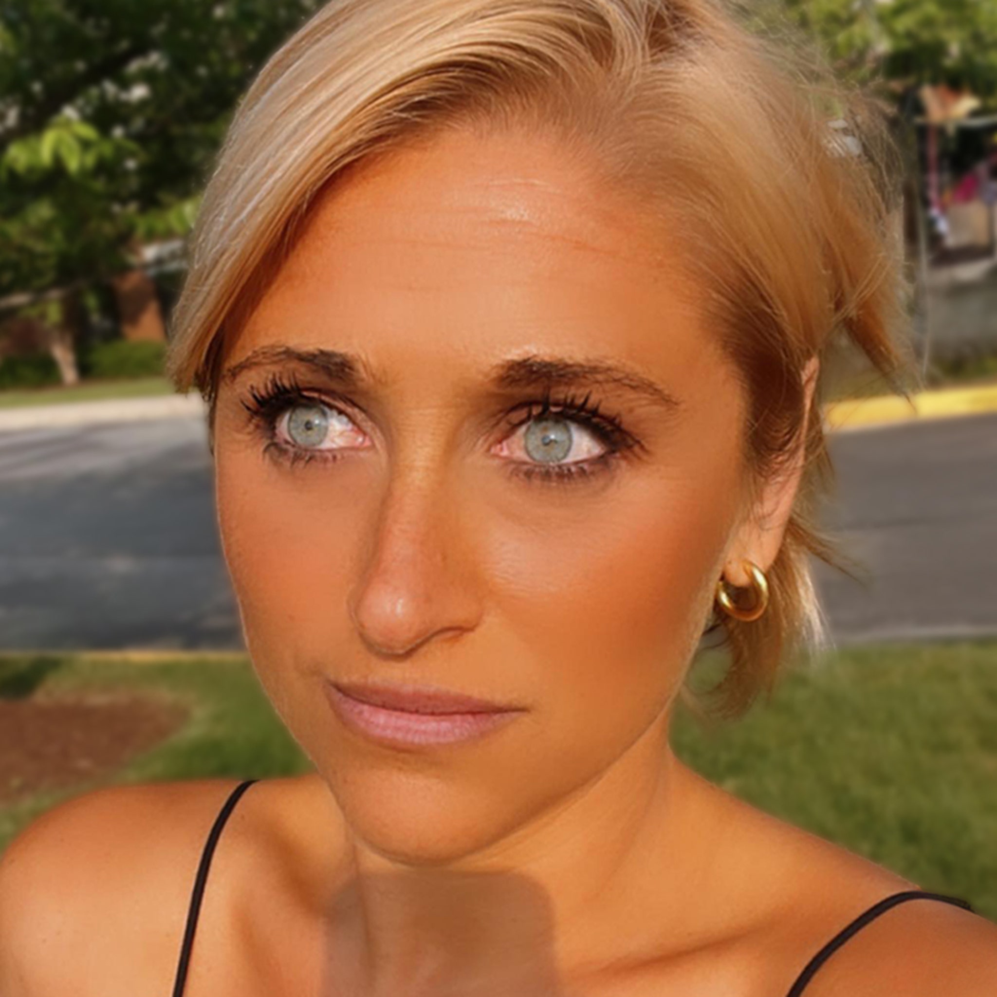 Lindsay Roth's Instagram, Twitter & Facebook on IDCrawl