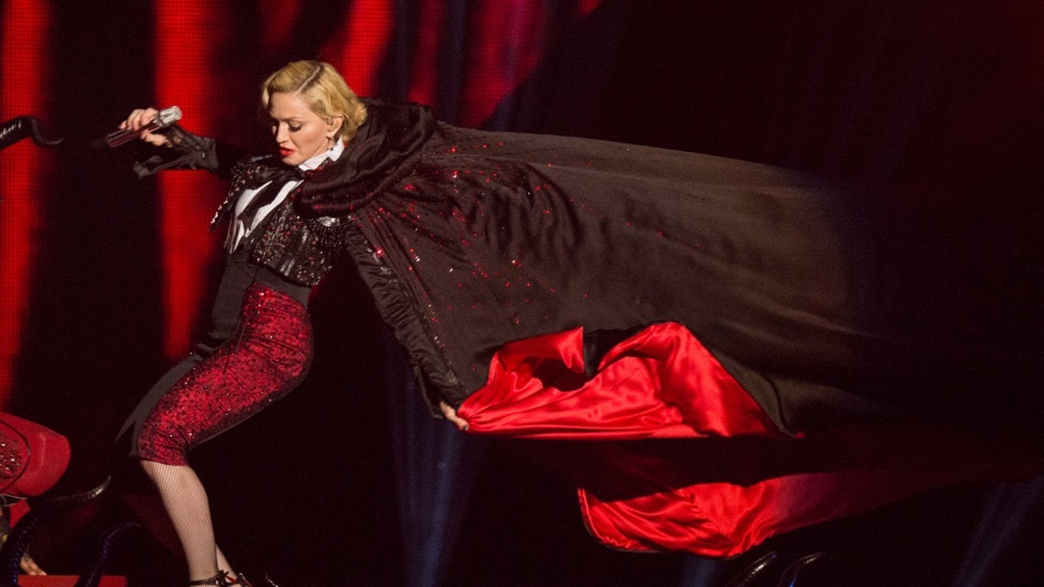 Celebrity Falls -- Stars Taking Spills!