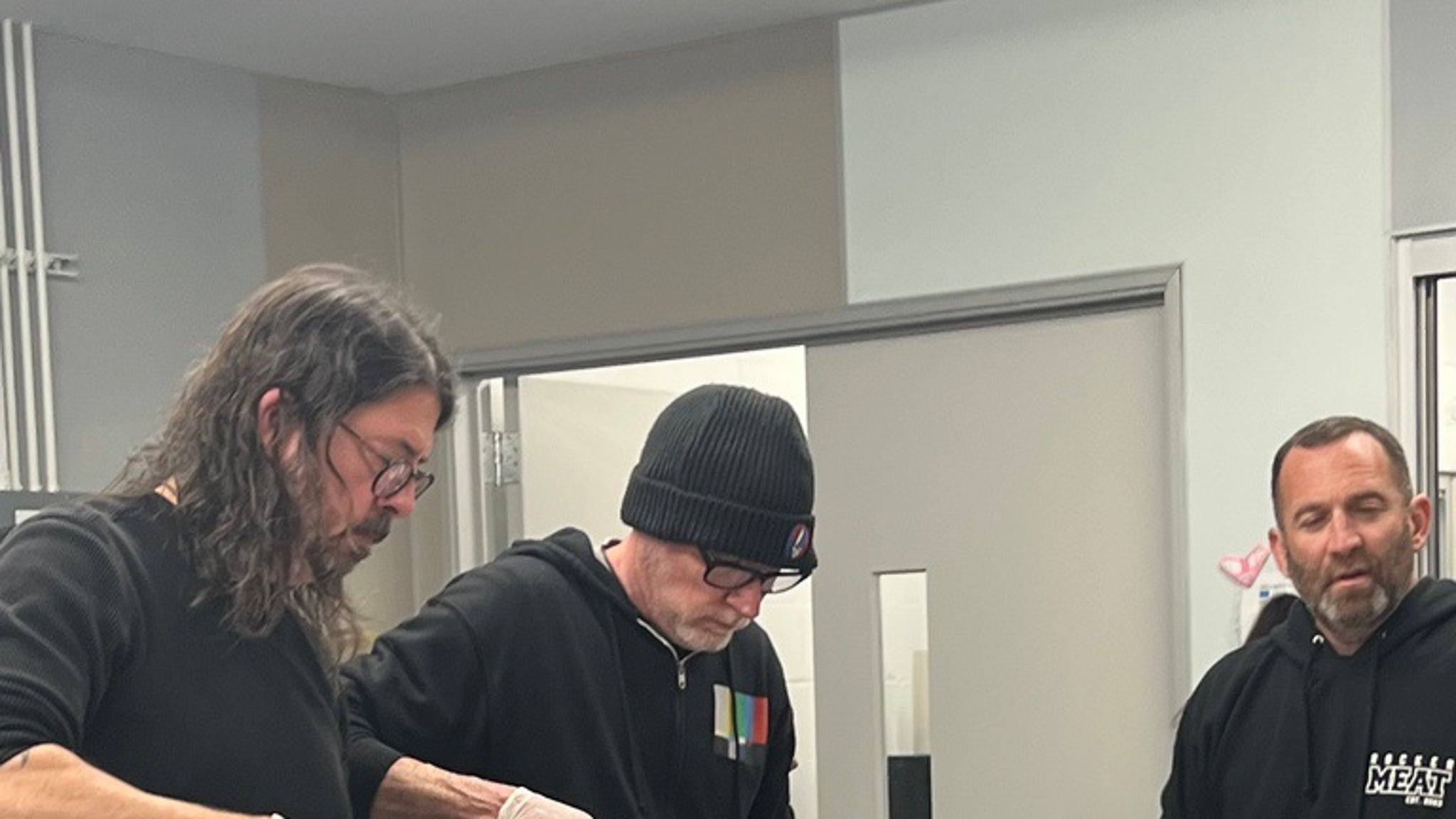 Dave Grohl BBQs for 450 Homeless People