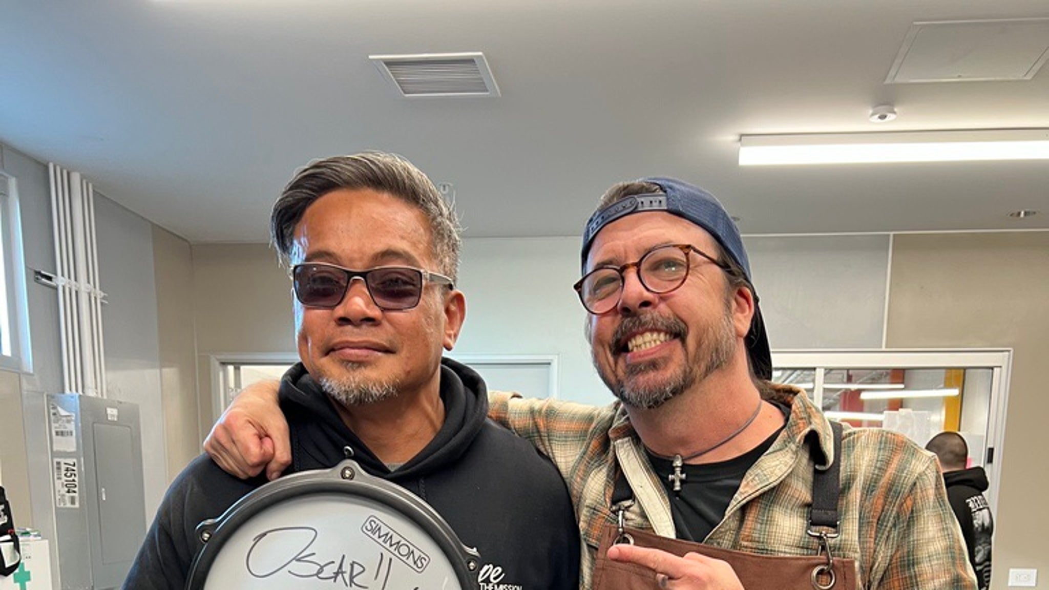 Dave Grohl BBQs for 450 Homeless People