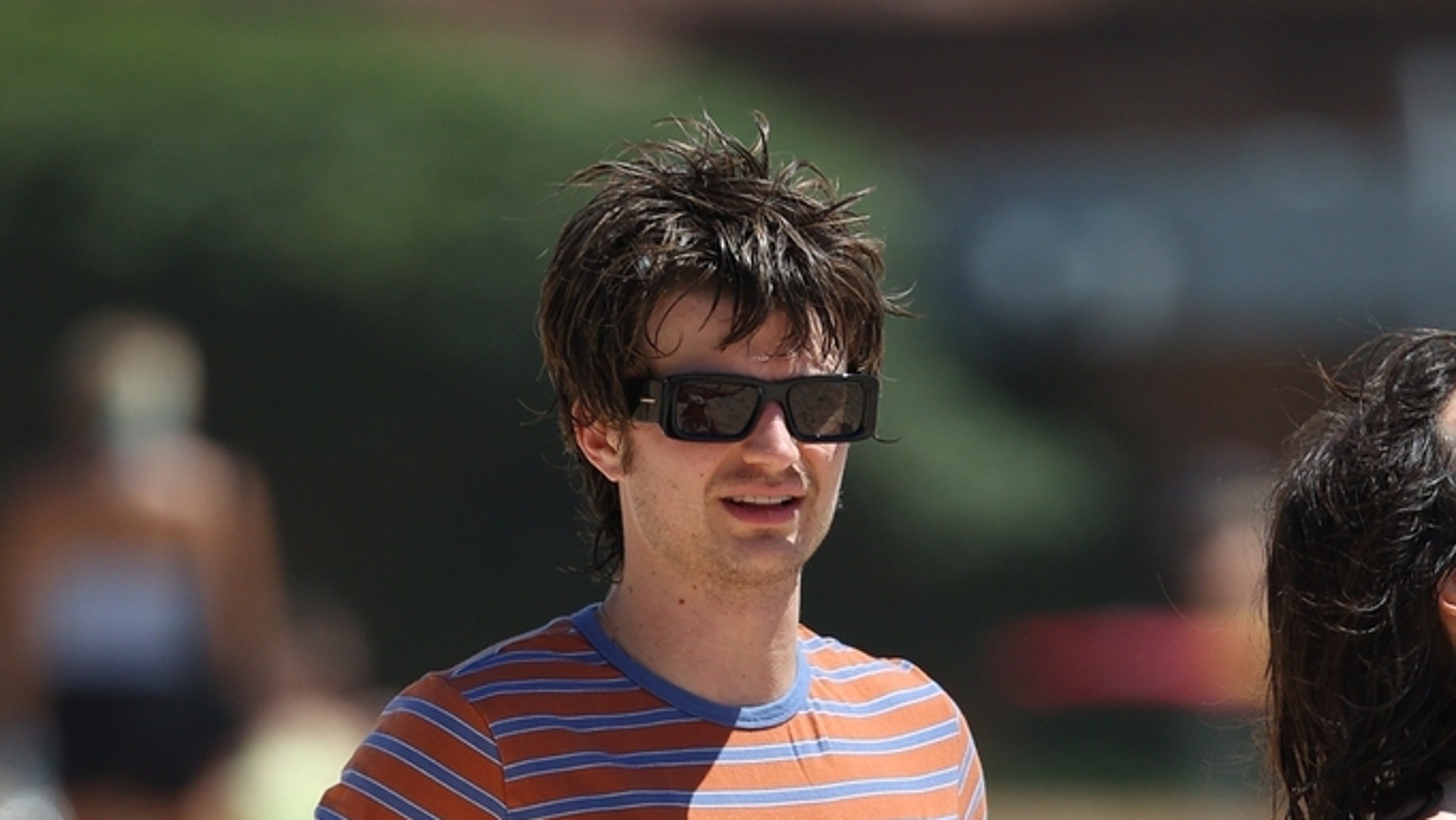 'Stranger Things' Star Joe Keery Goes Shirtless At Sydney Beach